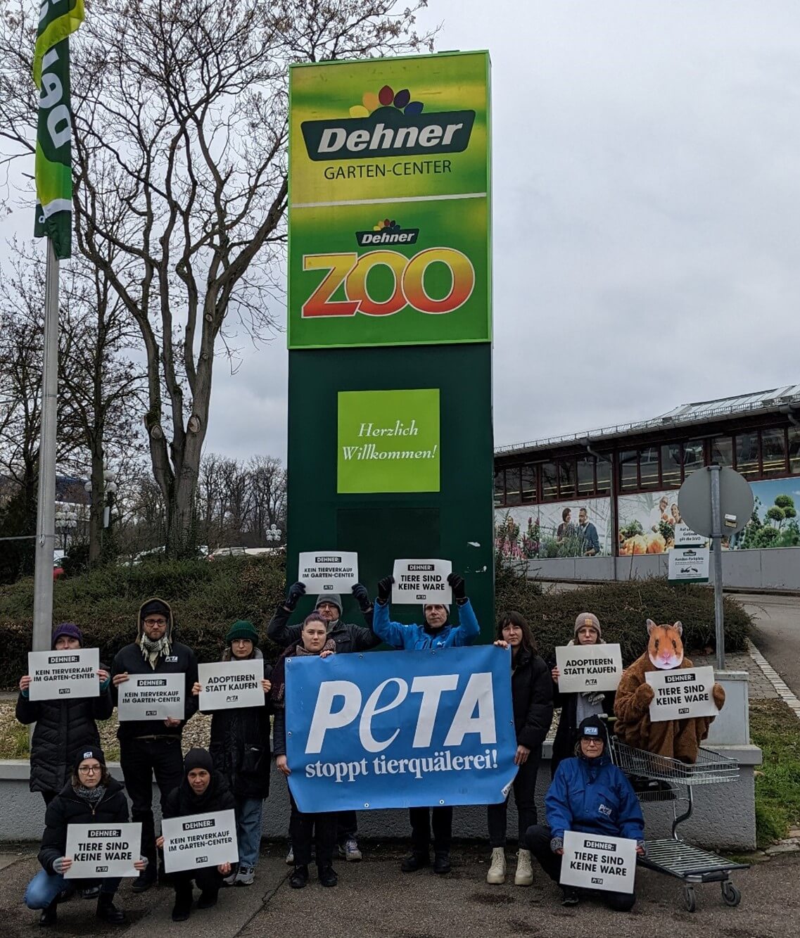 Termineinladung: Qualvolle Zustände in Massenzuchtanlagen für Dehner – PETA-„Kaninchen“ fordert ...