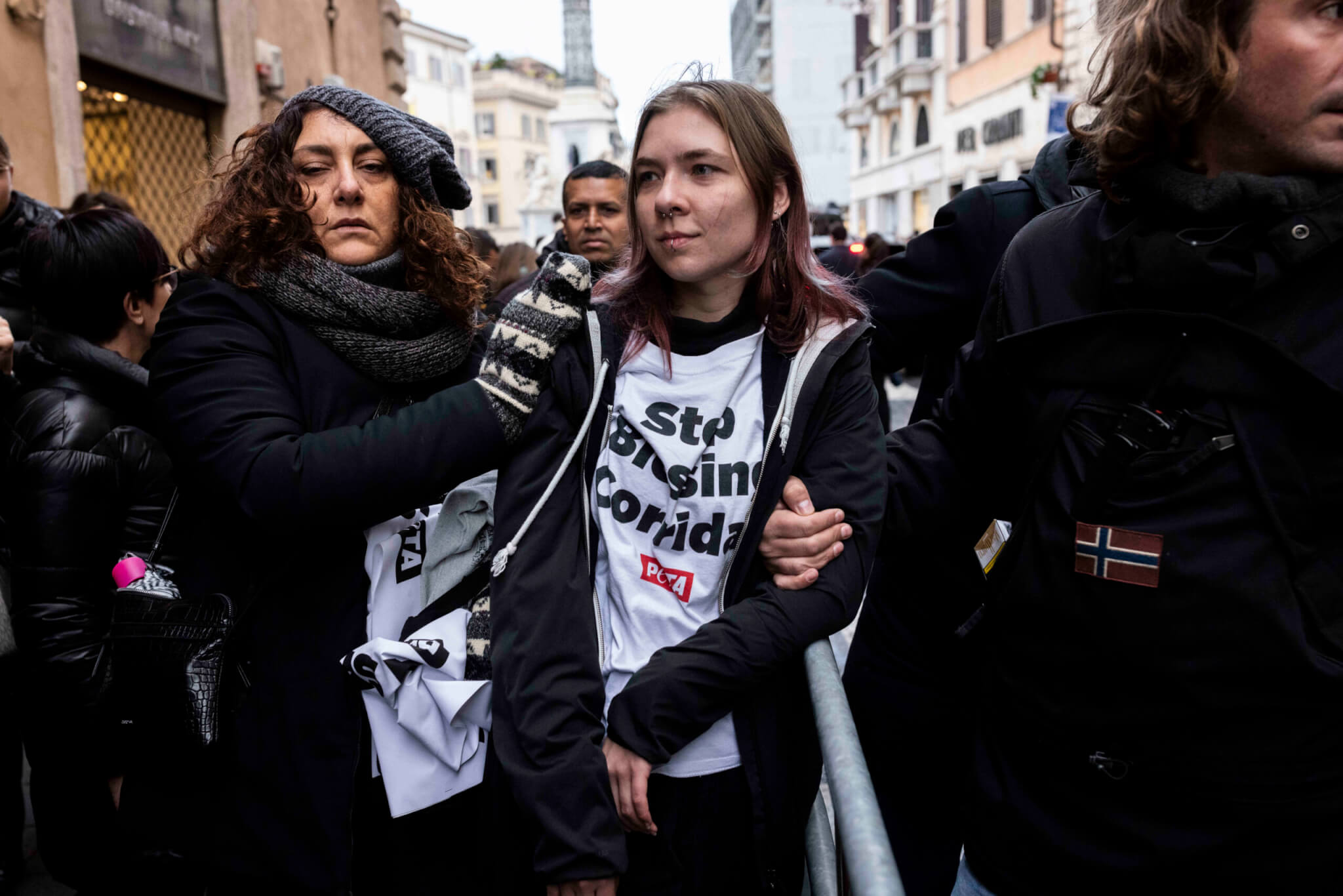 Bildmaterial: Vier PETA-Unterstützerinnen blockieren Papamobil in Rom ...