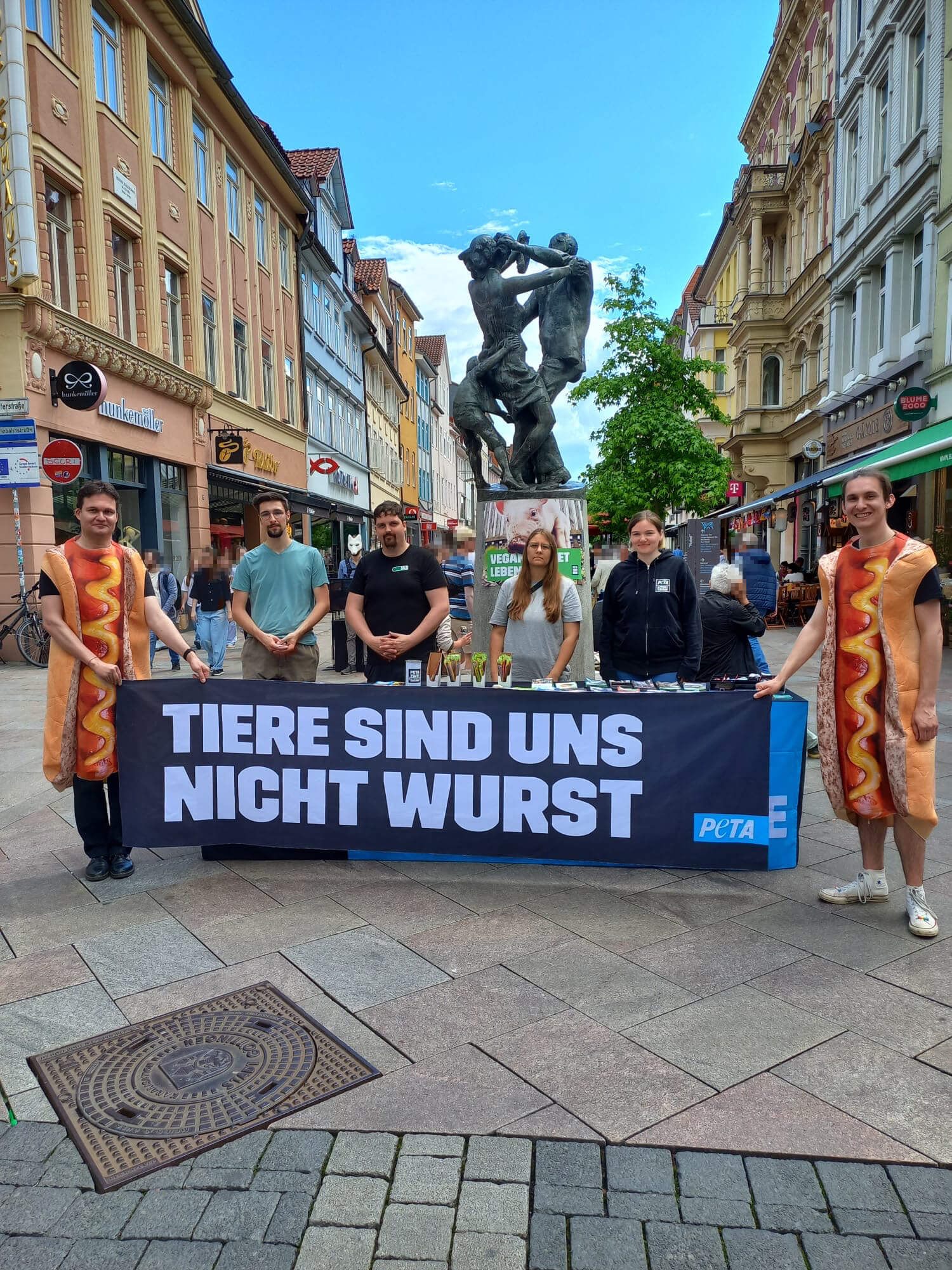 Termineinladung: Lebensgroße PETA-Veggie-Hotdogs demonstrieren am ...